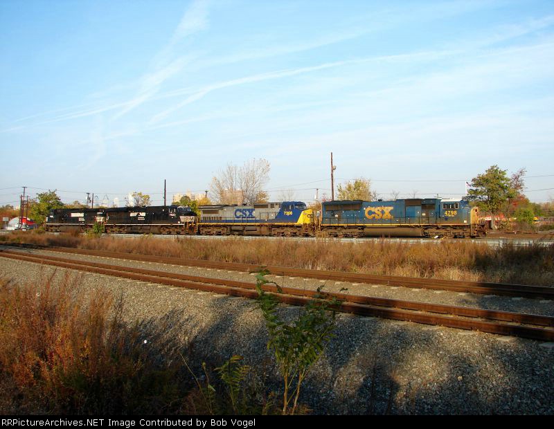 CSX 4798, 7366 and NS 7523, 8903